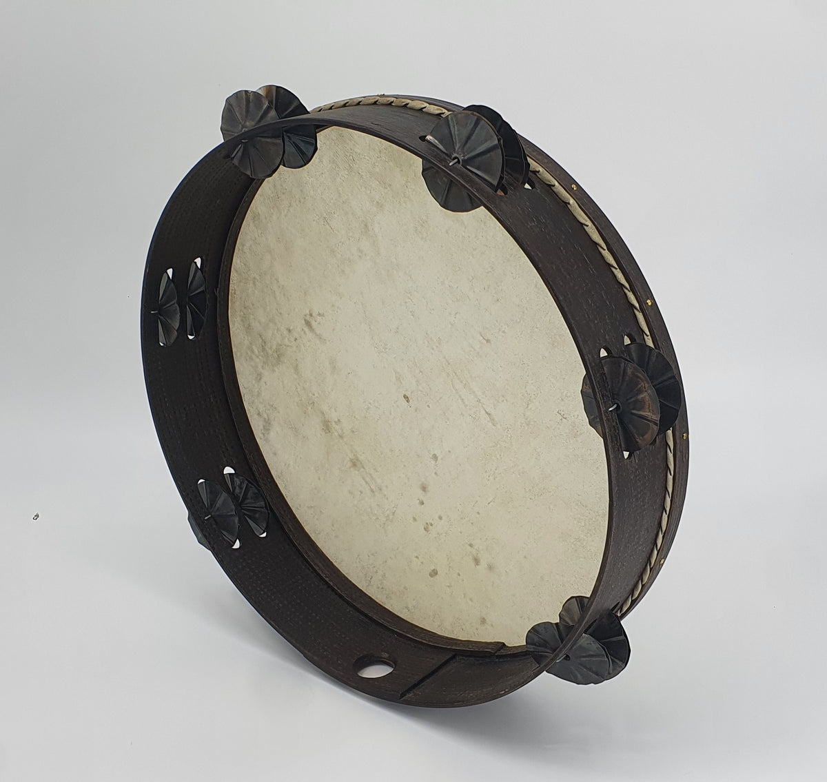 Pandeira escura ferreña feita a man. – O Reberete